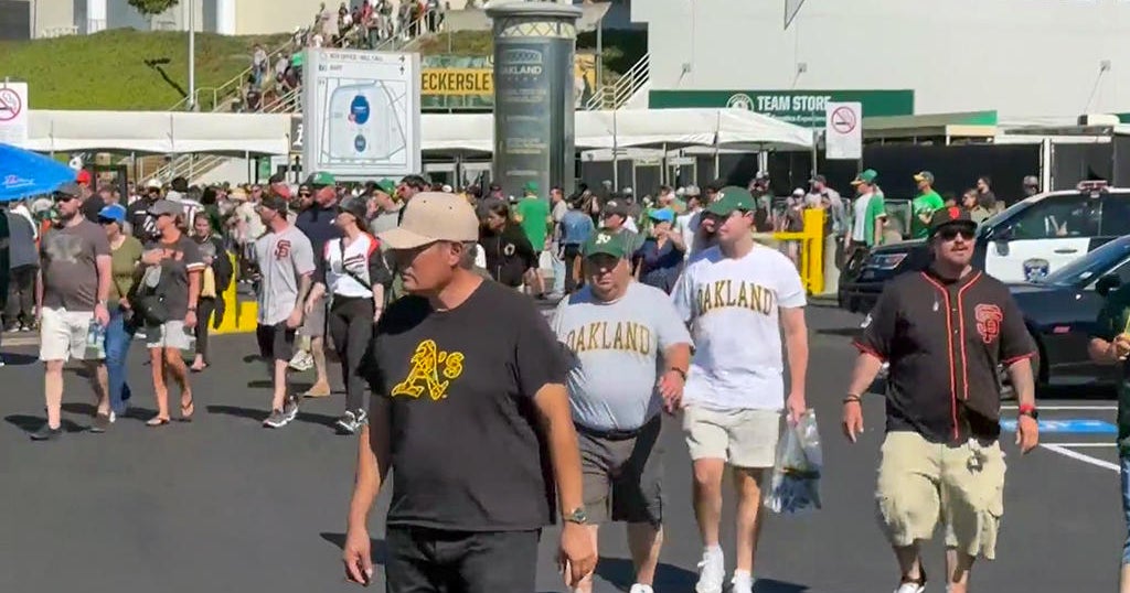 Fans at Coliseum bid farewell to Bay Bridge Series tradition - CBS San ...