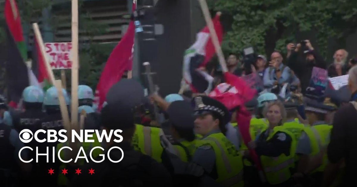 Chicago Police begin making arrests at protest outside Israeli ...