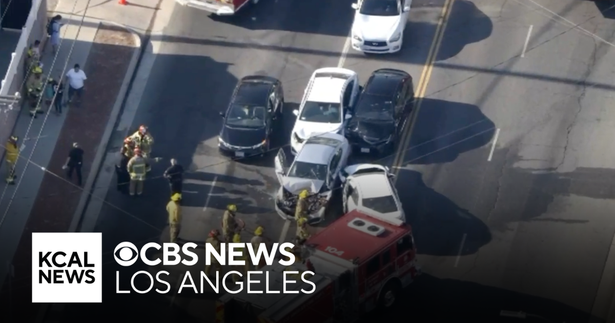 4 injured after multi-car crash at Northridge intersection - CBS Los ...