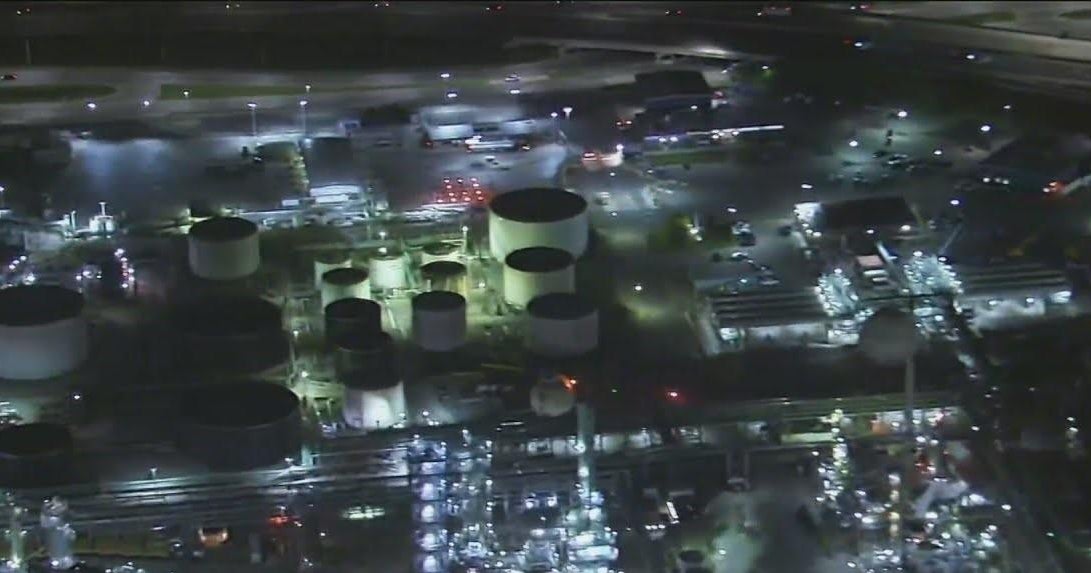 Marathon's Detroit refinery workers go on strike - CBS Detroit