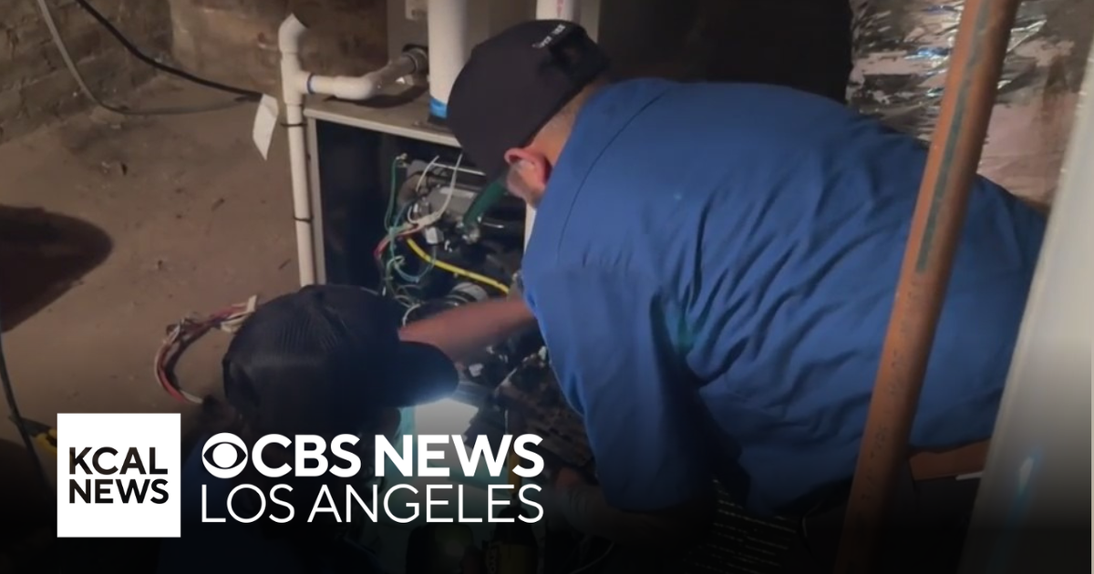 Technicians rush to fix broken AC units as scorching hot temperatures ...