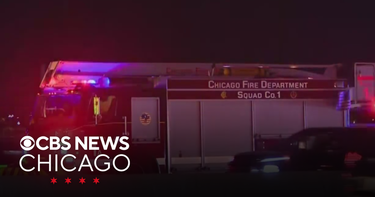 Boat crashes into breakwall at Chicago's Playpen; 2 hospitalized - CBS ...