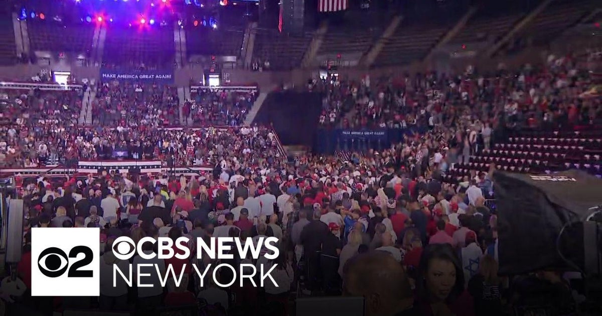 Nassau Coliseum filling up with Trump supporters - CBS New York