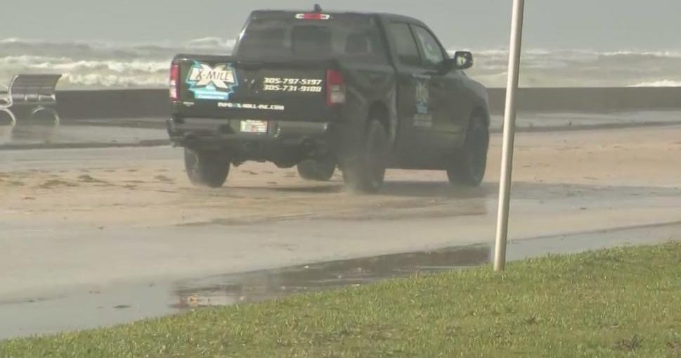 Hurricane Helene's wind, surge impacting roads in Florida Keys - CBS Miami
