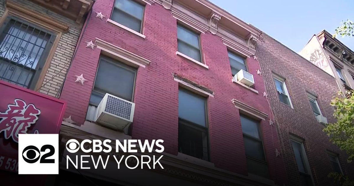 Windows fall from Brooklyn building - CBS New York