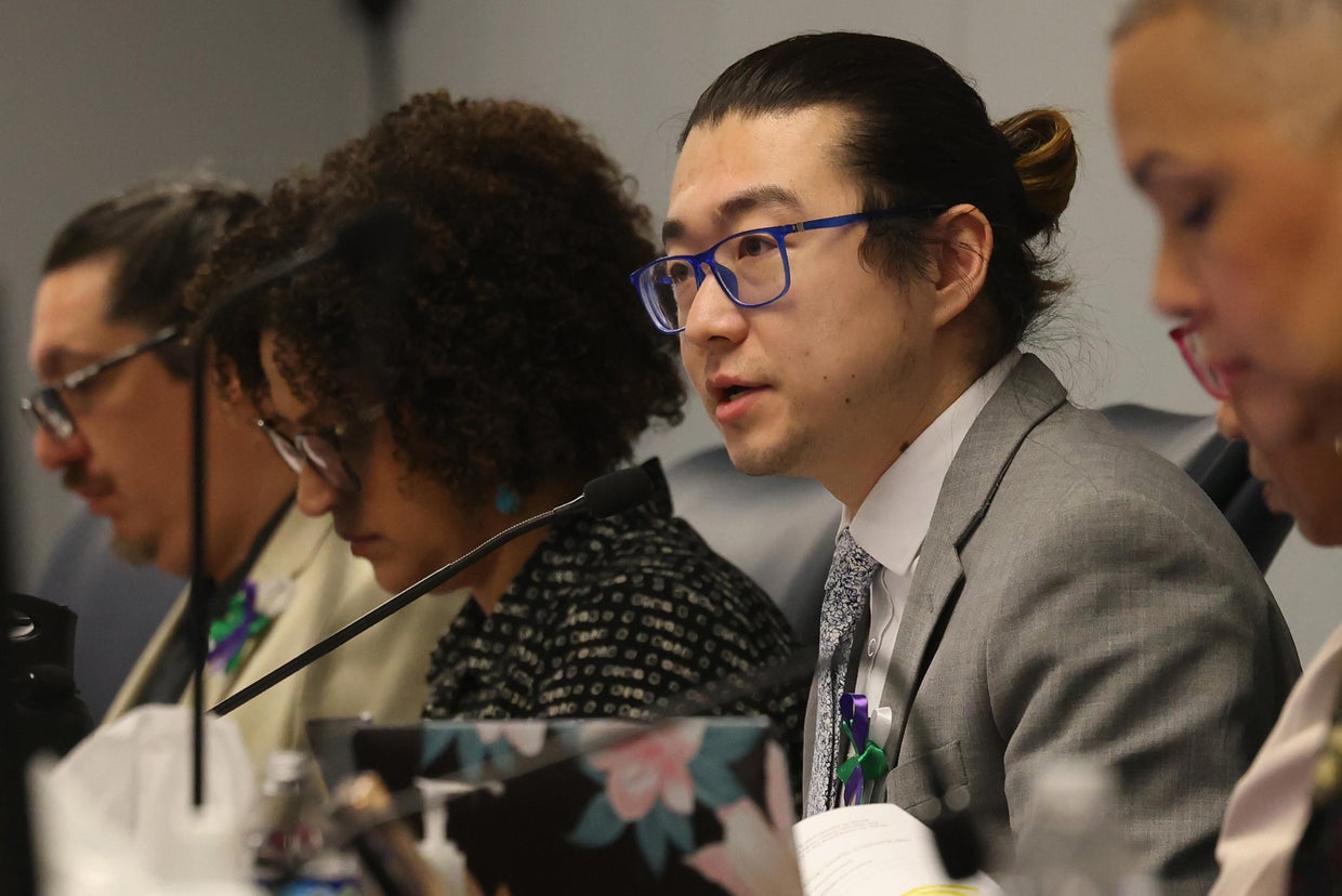 Entire Chicago Board of Education to resign amid dispute with mayor over CPS CEO's future - CBS ...