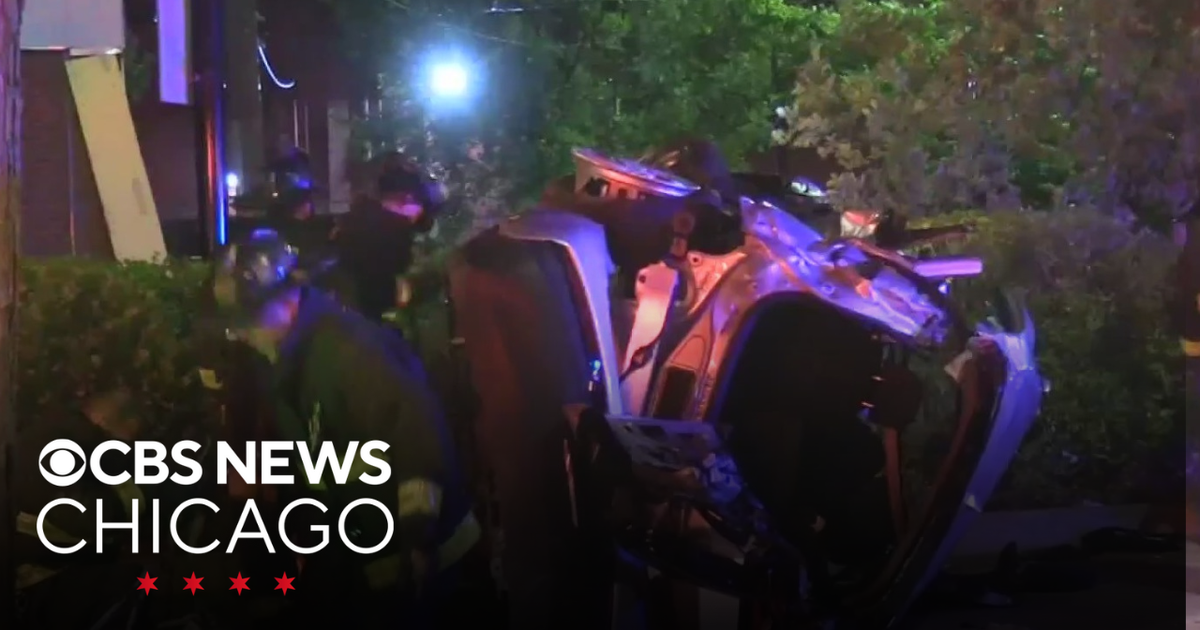 2 people killed after car runs red light in front of Chicago Police Headquarters - CBS Chicago