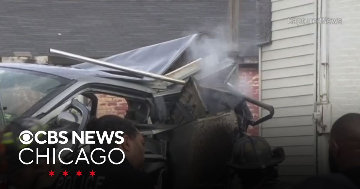 Car slams into building in south Chicago suburbs - CBS Chicago