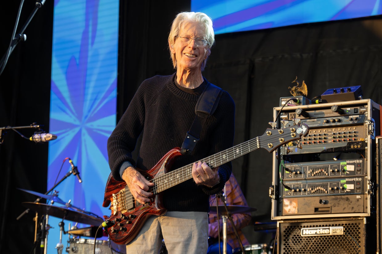 Phil Lesh, Grateful Dead bassist and founding member, dies at 84 - CBS News