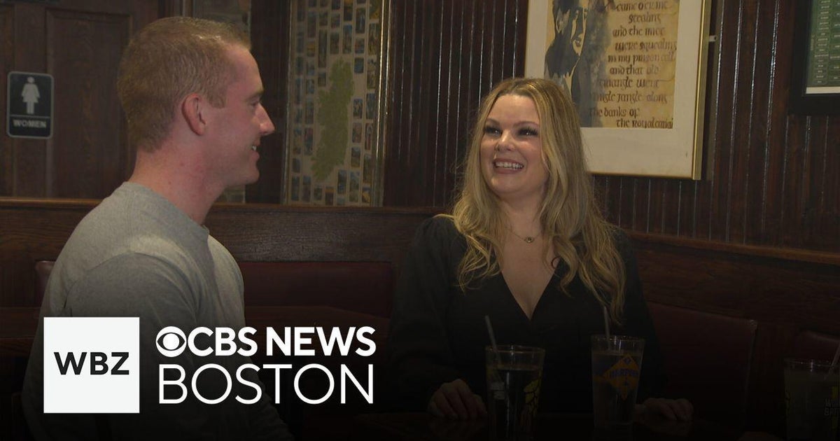 Psychic medium channels spirits at Boston's oldest Irish pub - CBS Boston