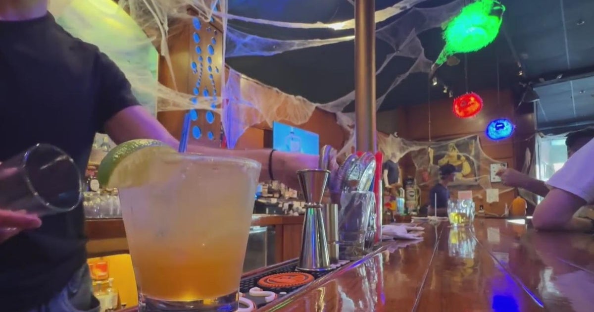 California could get new minimum wage if voters pass Prop 32 - CBS San ...