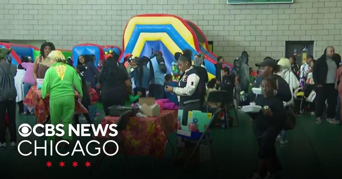 Kids turn out for UCAN Halloween Party on Chicago's West Side - CBS Chicago