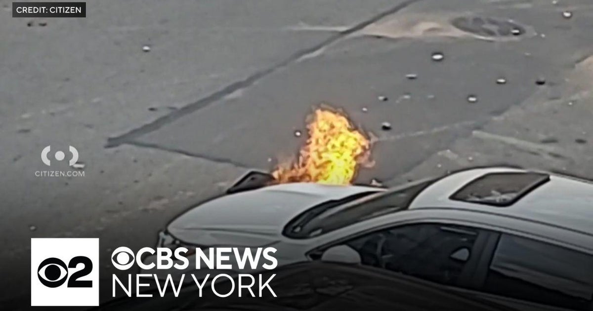 Manhole fires on Lower East Side under investigation - CBS New York
