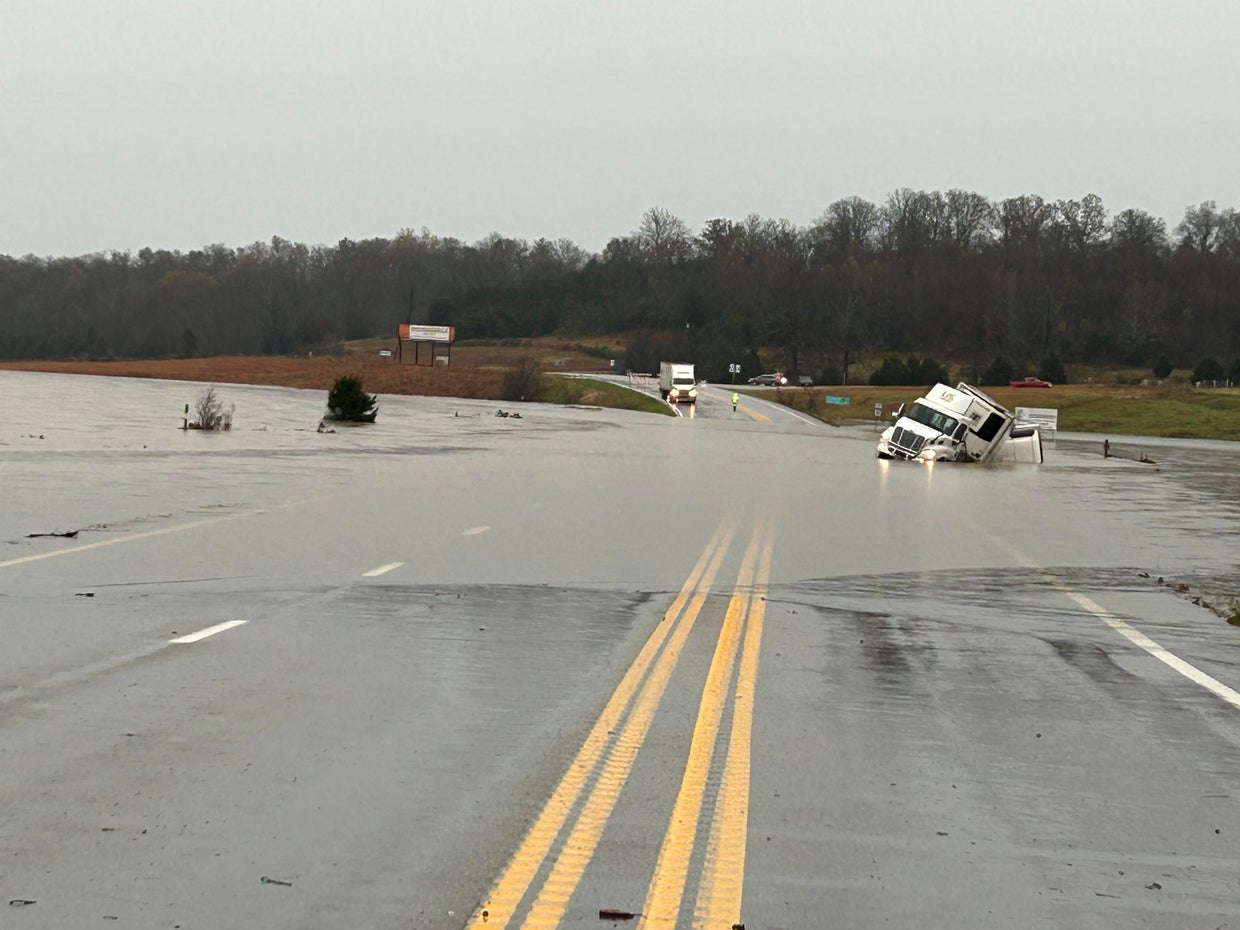 Missouri flash flooding kills 5, including 2 poll workers - CBS News