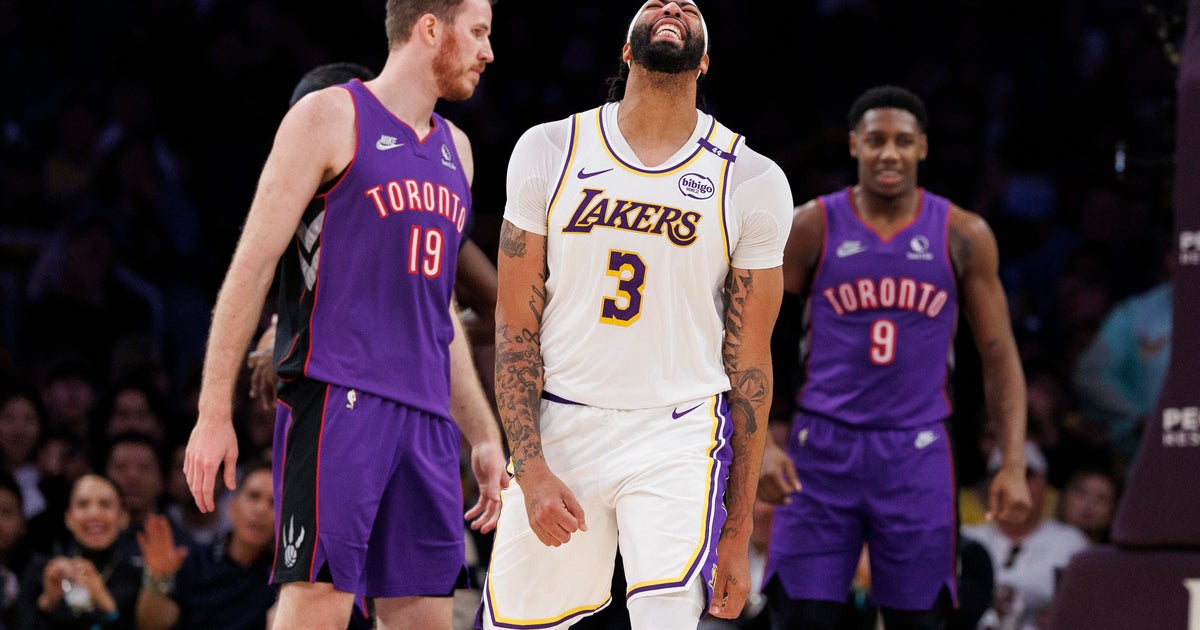 Lakers' Anthony Davis sidelined by painful eye injury while blocking ...