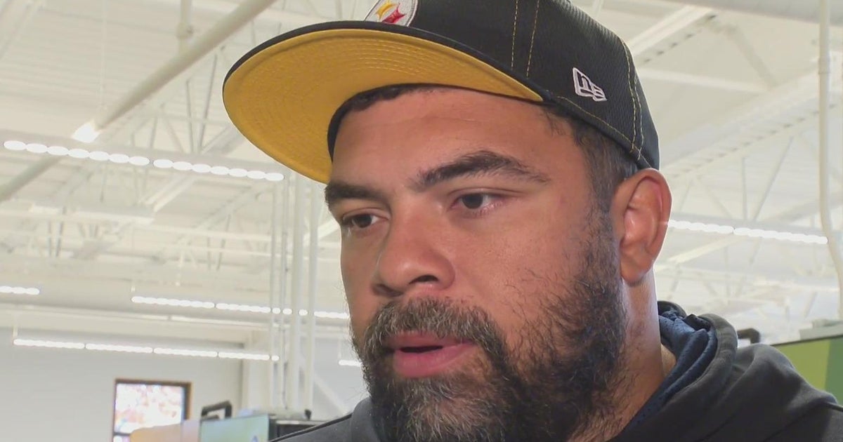 Steelers players pass out turkeys - CBS Pittsburgh