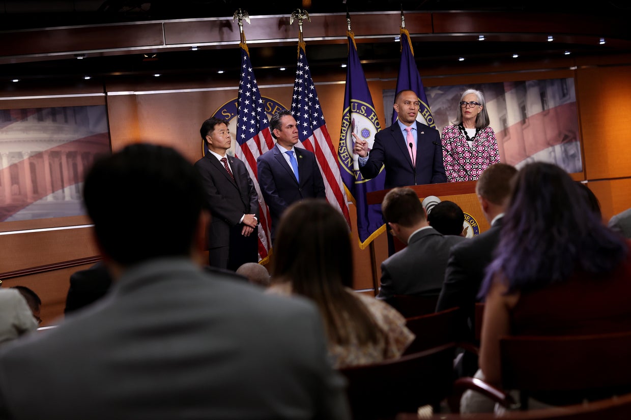 Hakeem Jeffries elected House Democratic leader as GOP is set to retain ...