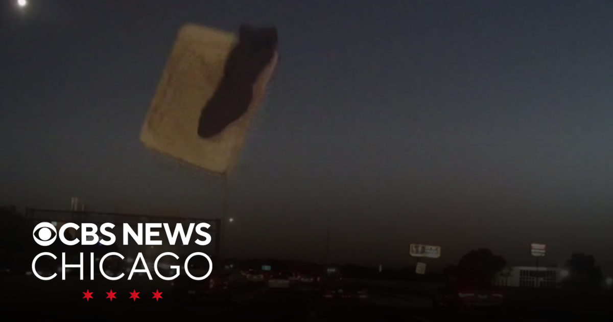 Mattress goes flying on Texas roadway - CBS Chicago
