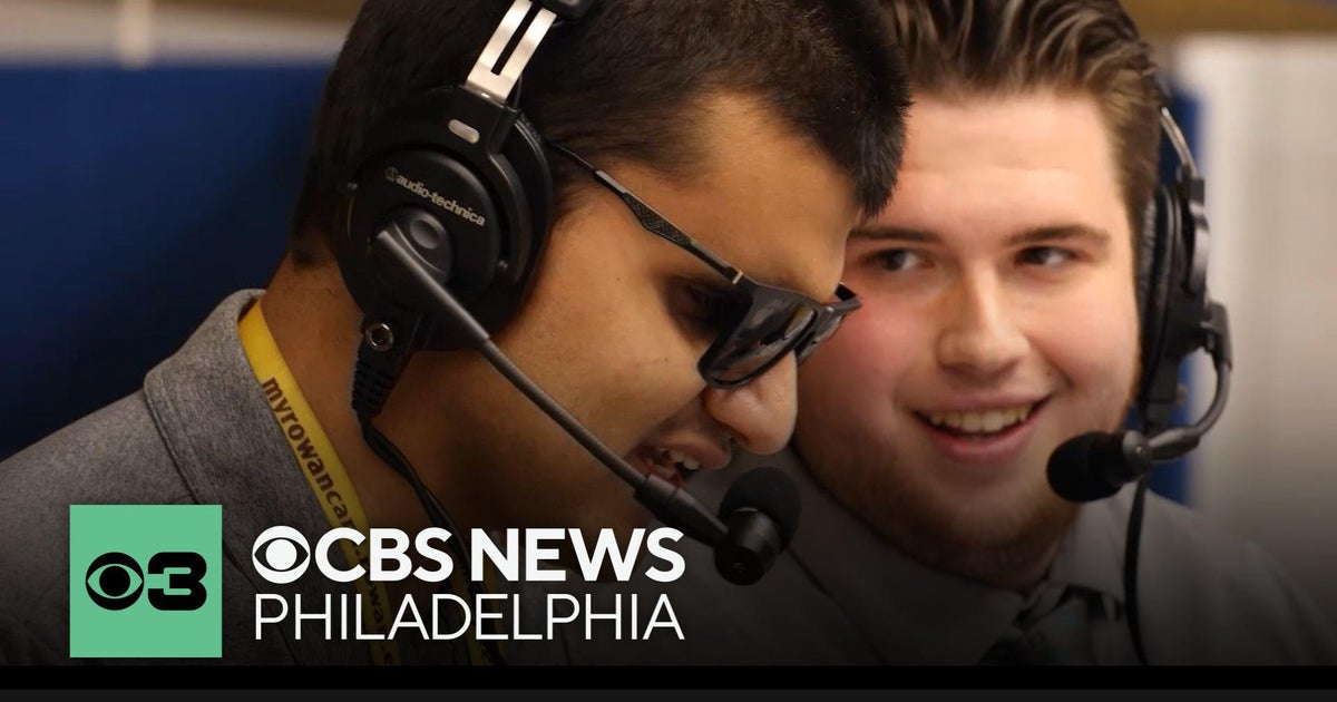 18-year-old sportscaster paints a picture during games — despite his ...