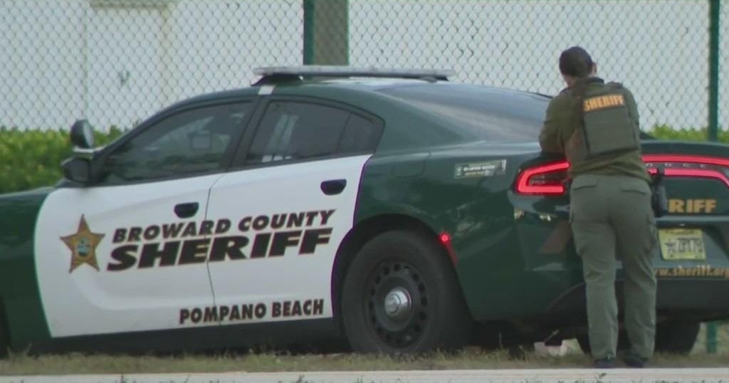 Police investigate double shooting in Pompano Beach - CBS Miami