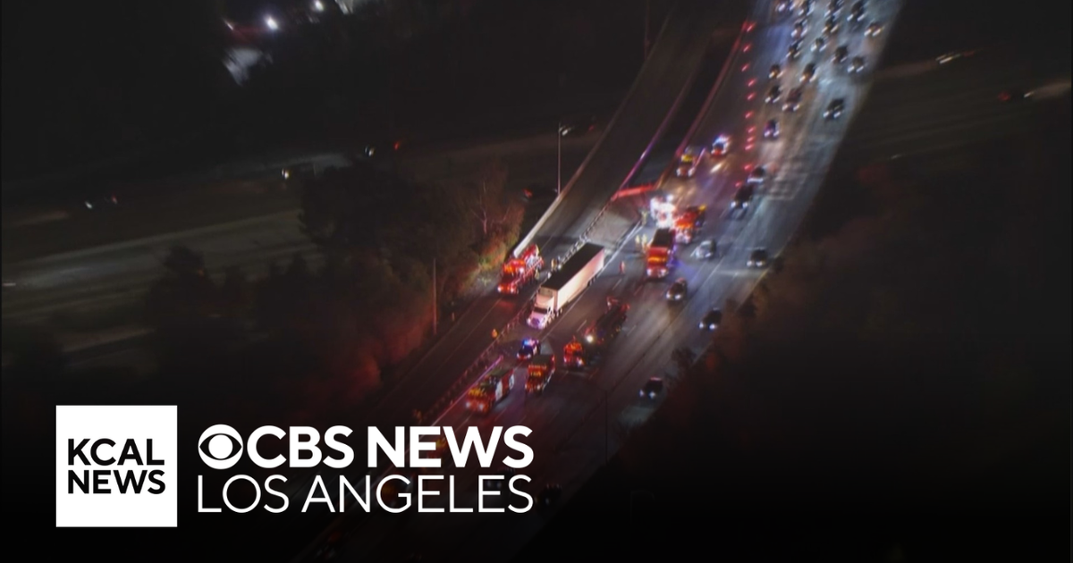 Crash causes partial closure on northbound 101 Freeway - CBS Los Angeles
