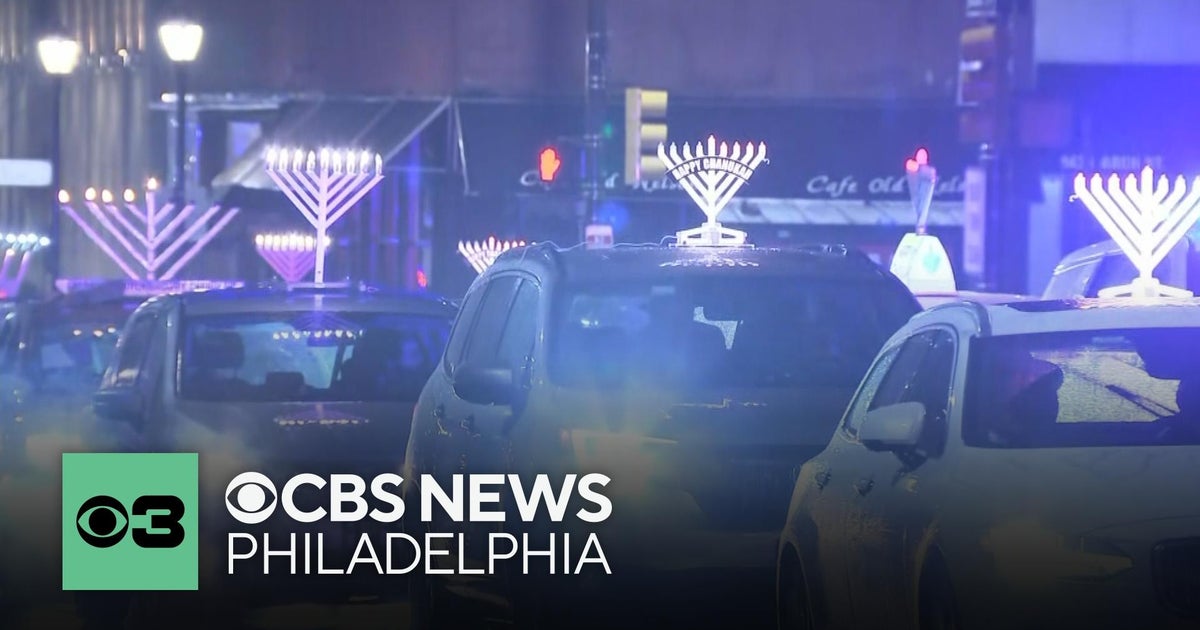 Hundreds gather to celebrate 4th night of Hanukkah with menorah ...