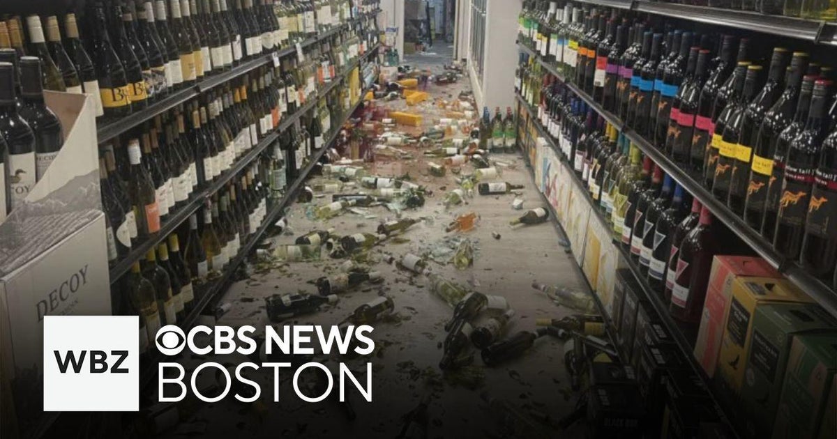 North Andover community cleans up liquor store after break-in and ...