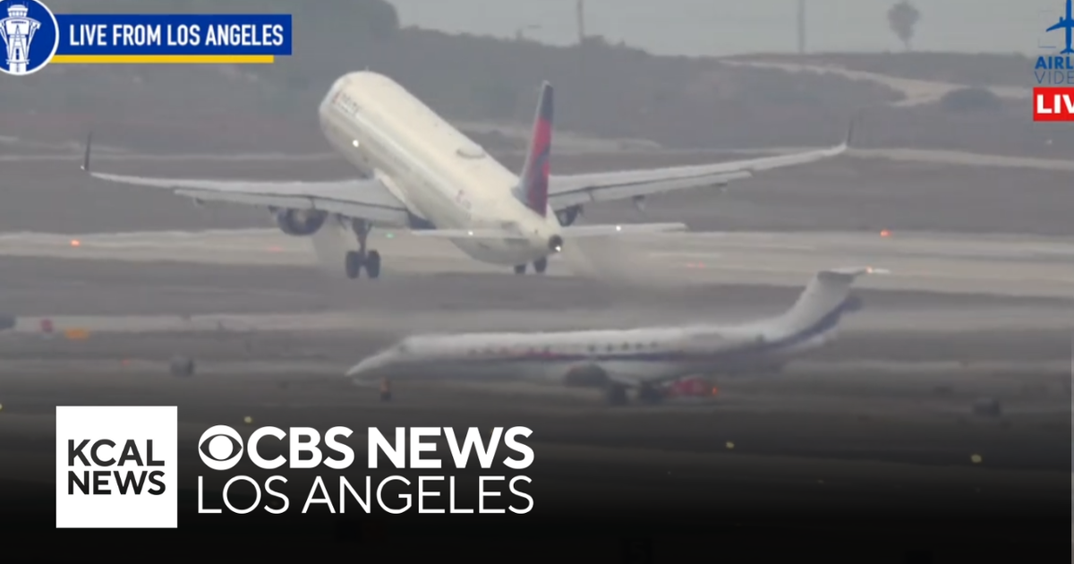 Air traffic controller intervenes to avoid near collision on LAX runway ...
