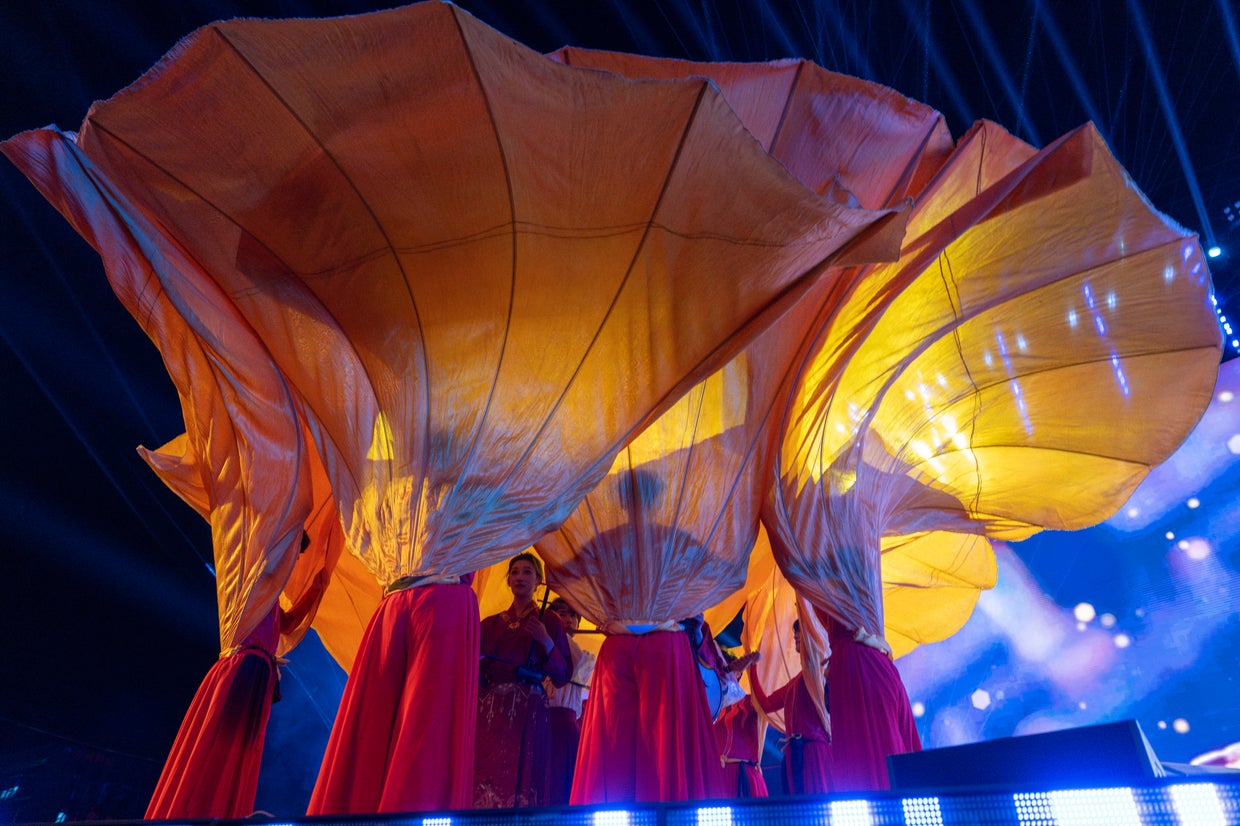 Revelers celebrate New Year's Day 2025 around the world - CBS News