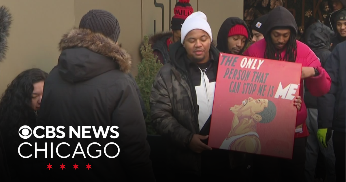 Fans queue up for Derrick Rose's pop-up flower shop in downtown Chicago - CBS Chicago