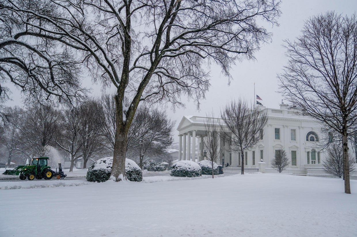 See photos of snow in Washington, D.C., as nation's capital gets over 6 ...