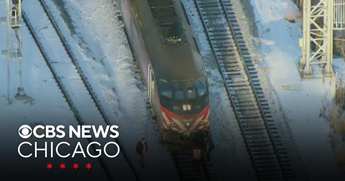 Metra train hits car in Chicago's south suburbs - CBS Chicago