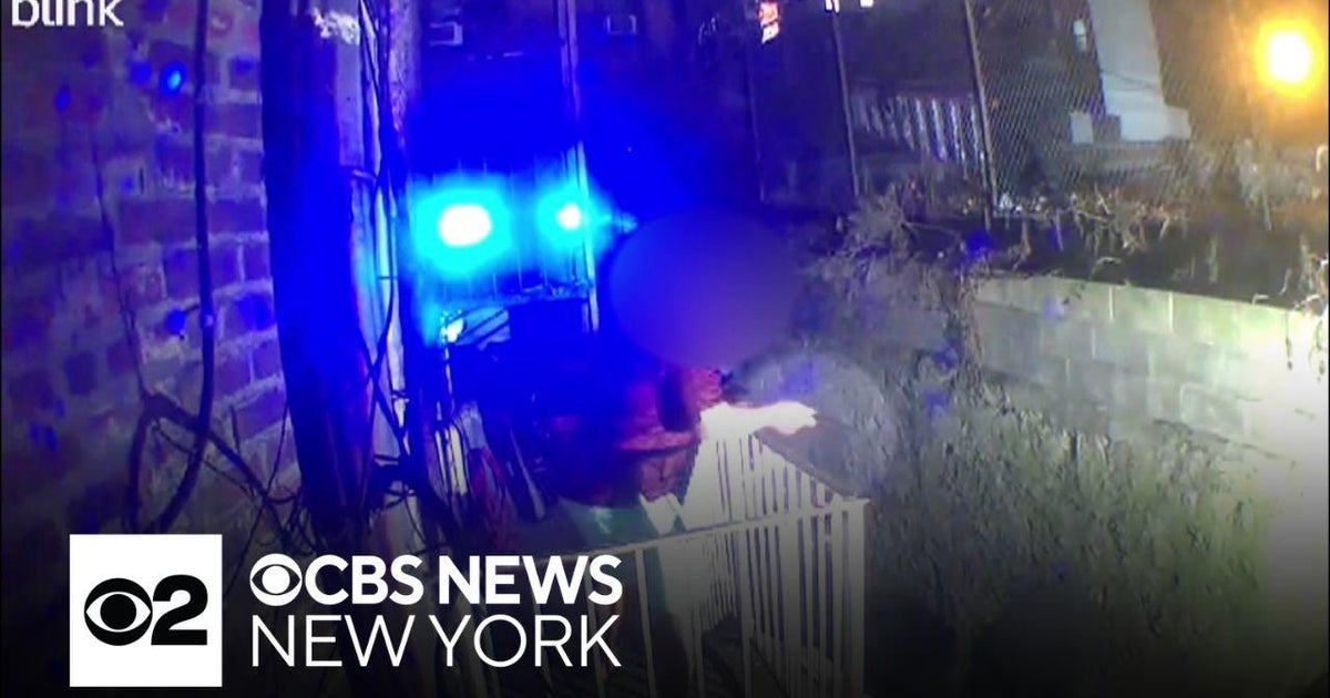 Video shows moments before NYPD officers shot man in Bronx - CBS New York