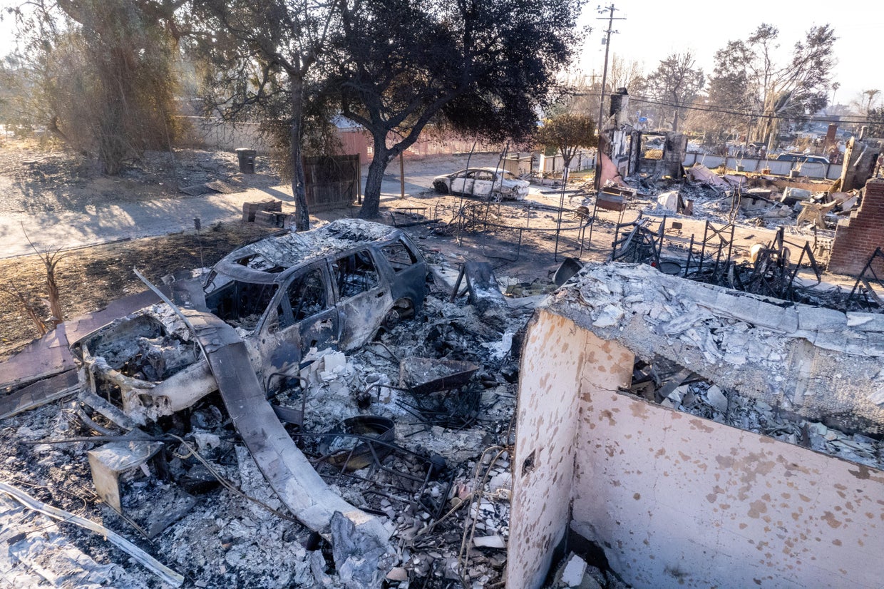 California firefighters make progress on Hughes Fire in Castaic; maps ...