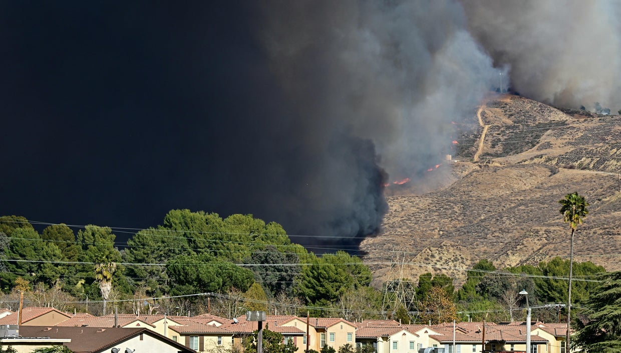 California firefighters make progress on Hughes Fire in Castaic; maps ...
