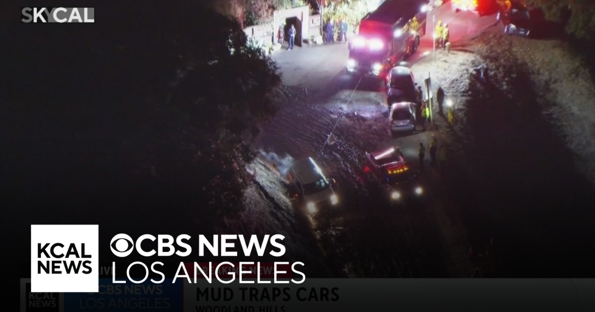 Mudflow traps multiple cars on Mulholland Drive in Woodland Hills - CBS ...