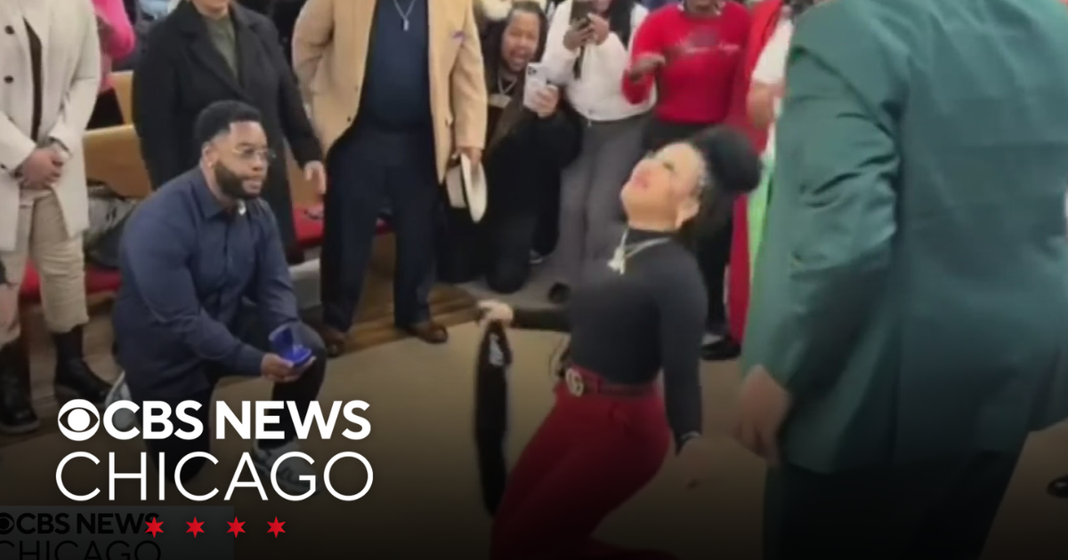 Couple's engagement at church goes viral - CBS Chicago