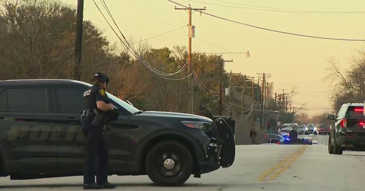Police pursuit ends with suspect barricaded inside North Texas home ...