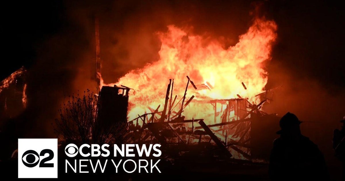 1 killed as fire tears through Bay Shore homes - CBS New York