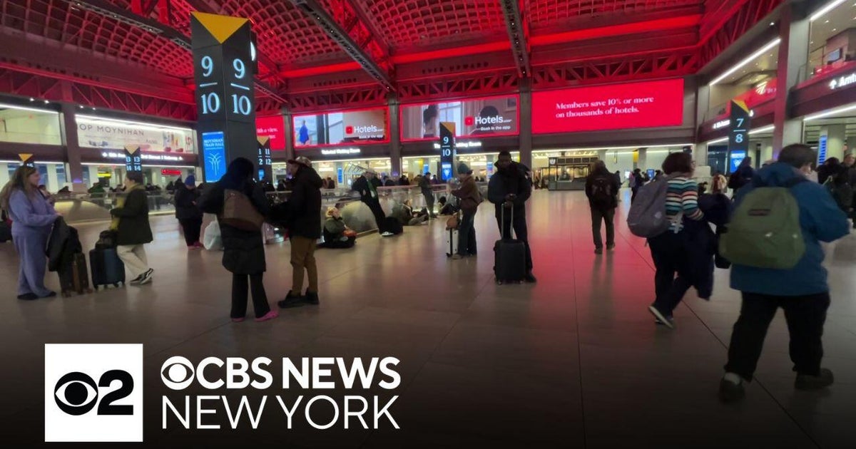 Amtrak signal problems cause delays at Penn Station - CBS New York