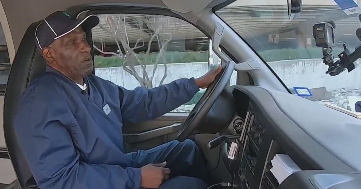 Singing bus driver lifts spirits at Dallas Love Field - CBS Texas