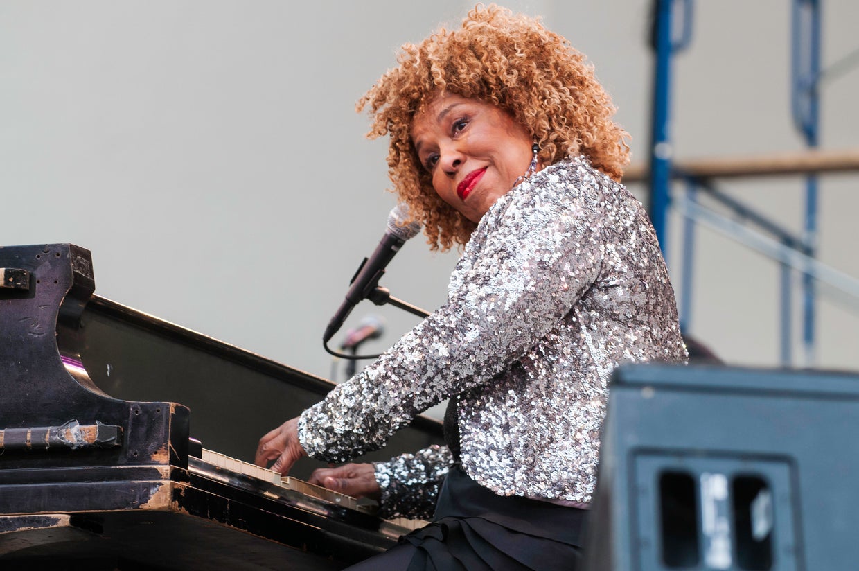 Roberta Flack, Grammy-winning singer known for "Killing Me Softly with ...