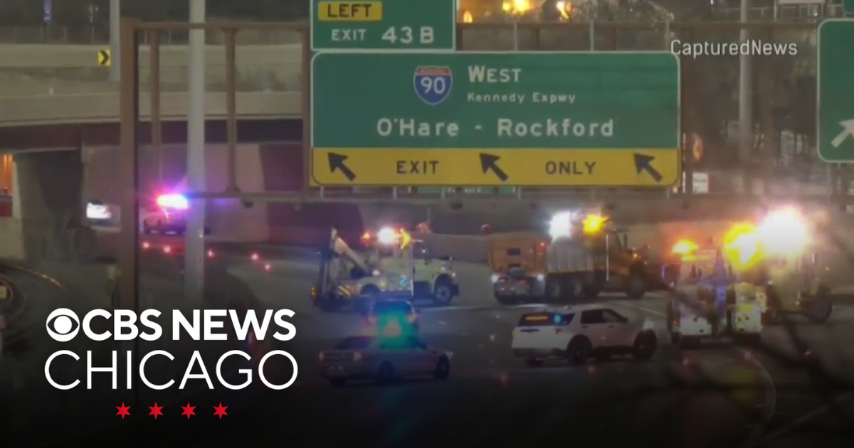 Crash closes outbound Kennedy Expressway - CBS Chicago