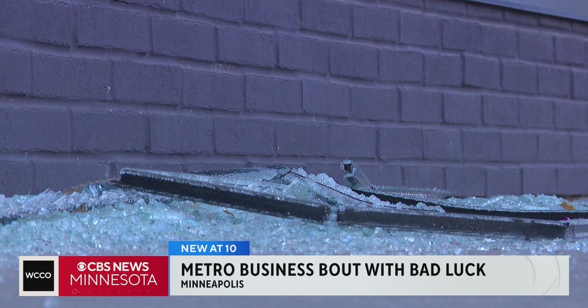 Video shows person smashing windows of Minneapolis cafe - CBS Minnesota