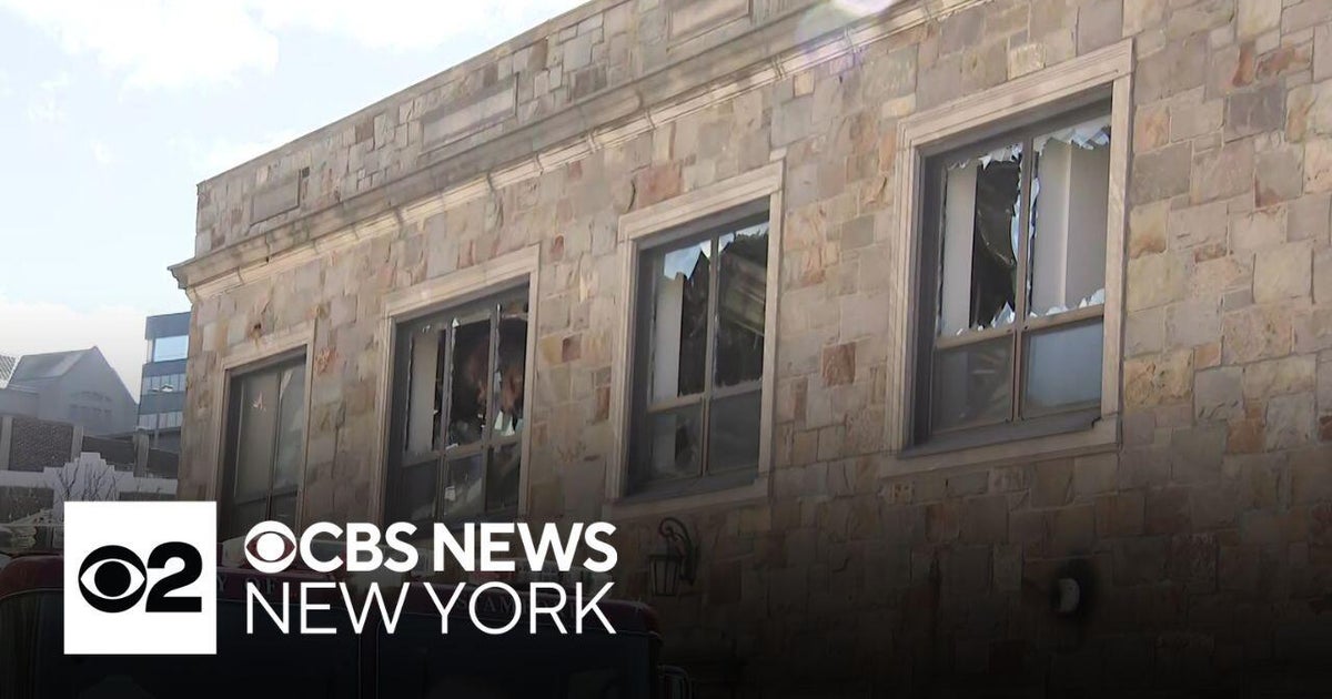Wind helps fuel business fire in Stamford, Connecticut - CBS New York
