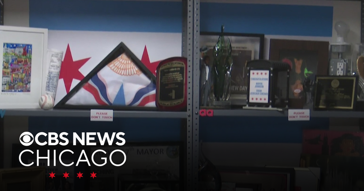 A look inside mayor's gift closet in City Hall - CBS Chicago