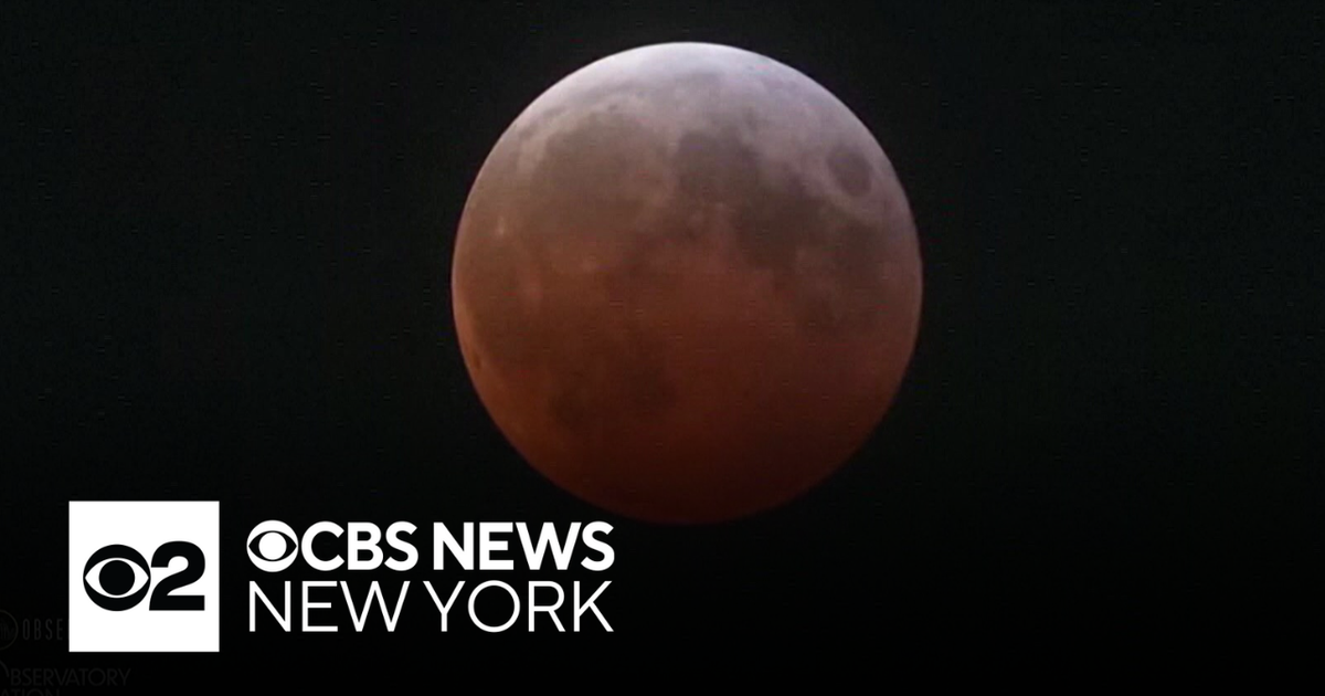 Lunar eclipse and blood moon appear in night sky over U.S. - CBS New York