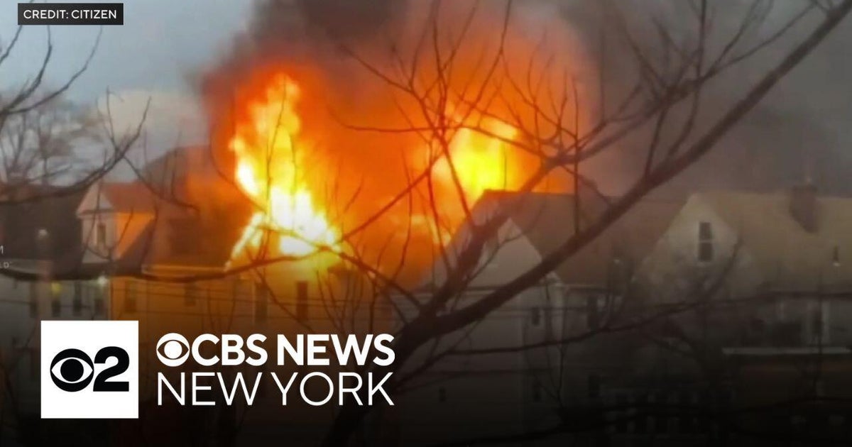 2 firefighters hurt in Staten Island house fire - CBS New York