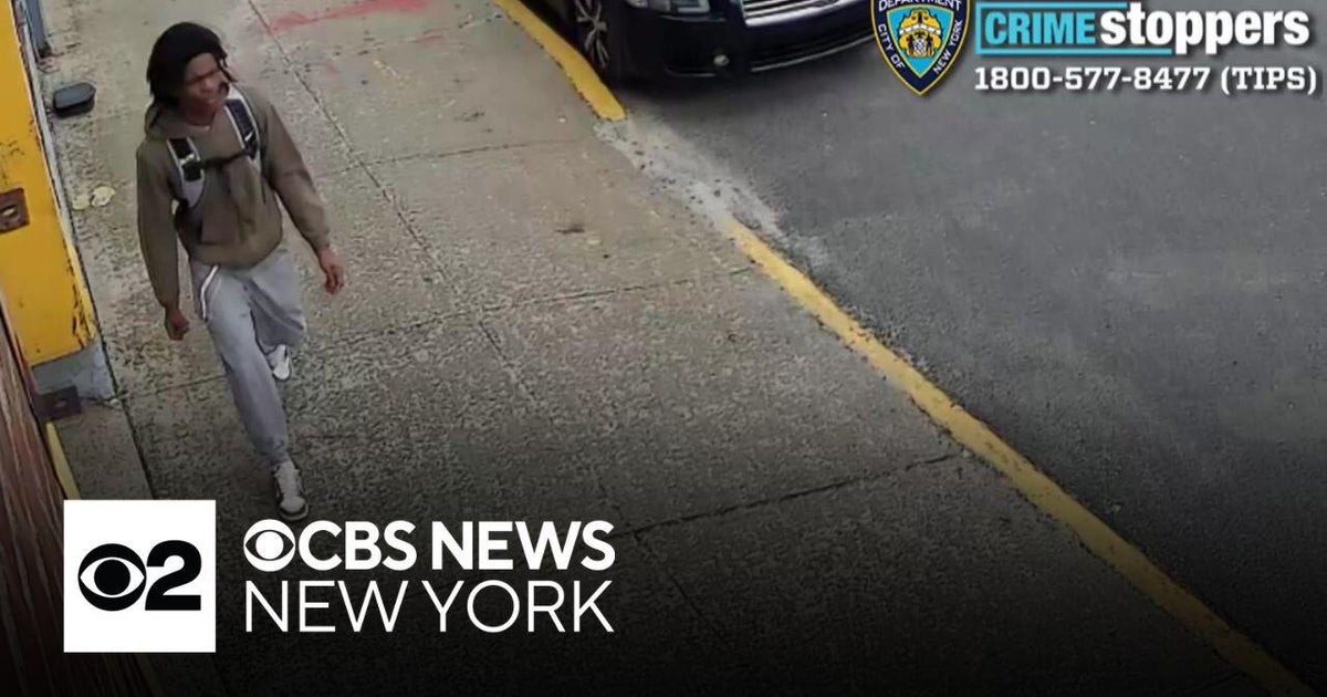Video shows suspect in Queens shooting - CBS New York