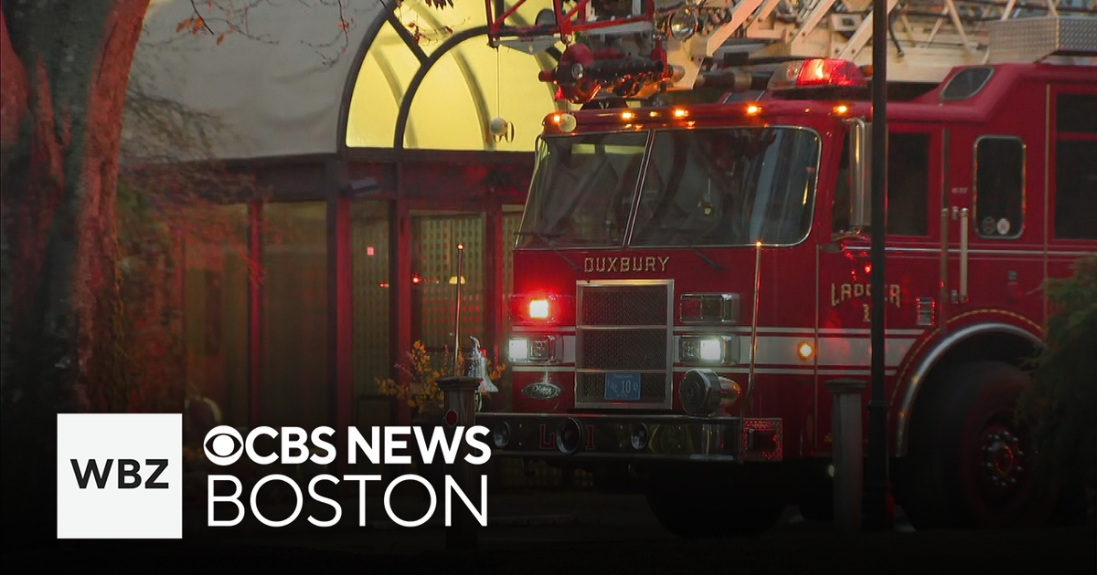 Duxbury condo building evacuated after water pipe breaks - CBS Boston